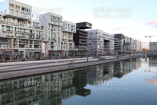 Lyon Confluence - Modern buildings along the basin called Darse 이미지 ...