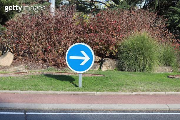 Mandatory roundabout sense on a roundabout 이미지 (1283375859) - 게티이미지뱅크