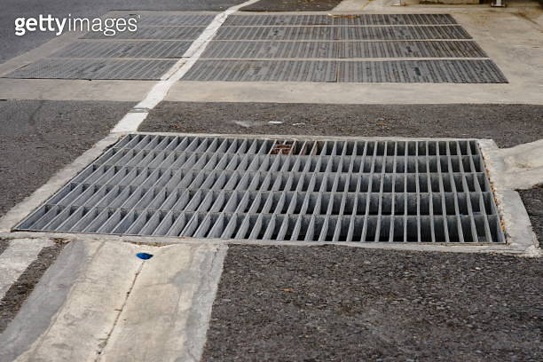 Top view of an old street metal water drainage 이미지 (1196515968) - 게티이미지뱅크