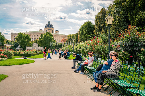 People in public park Volksgarten, Vienna 이미지 (1255912303) - 게티이미지뱅크