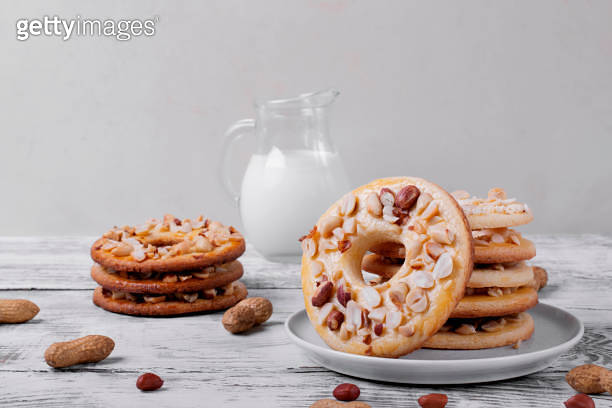 Shortbread ring cookies topped with nuts 이미지 (1235603161) - 게티이미지뱅크