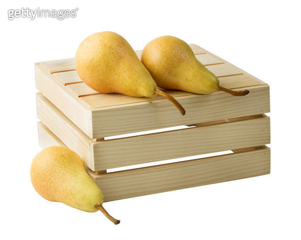 Pears yellow on a wooden box isolated on white background 이미지 ...