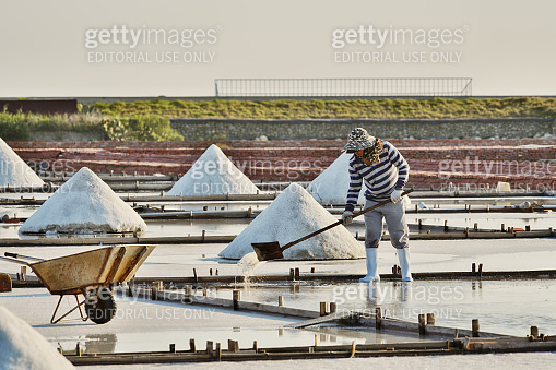 People workingon on salt pans 이미지 (1224271368) - 게티이미지뱅크