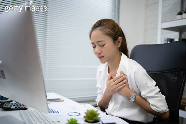 Young business women cannot work. She was sick and had a heart attack ...