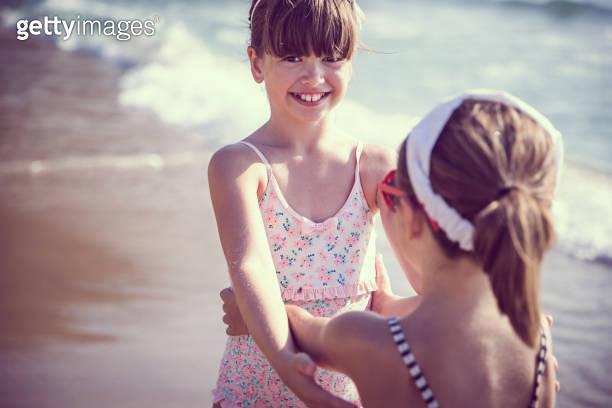 Happy young girls hugging on the beach 이미지 (1226566605) - 게티이미지뱅크