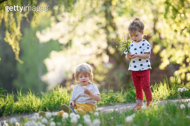 Small children boy and girl playing outdoors in spring nature. 이미지 ...