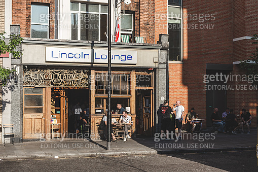 Lincoln Lounge pub on York Way near King's Cross, London 이미지 ...