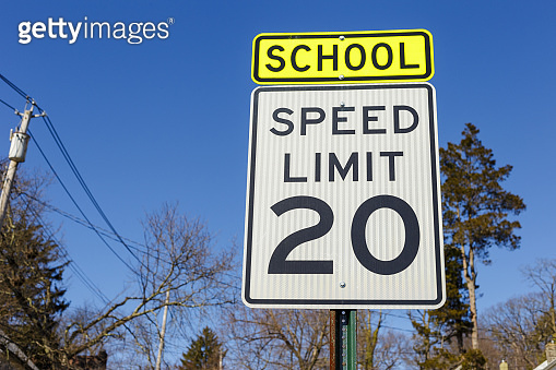 Road sign displaying 20 mph speed limit warning 이미지 (1215962949) - 게티이미지뱅크