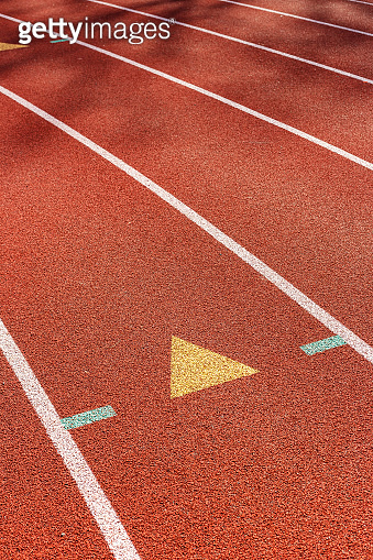 Red color running track in school stadium 이미지 (1213530591) - 게티이미지뱅크