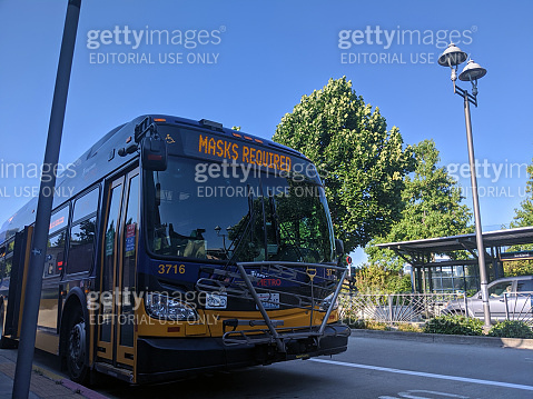 A King County Metro bus displaying Masks Required on their marquee. 이미지 ...