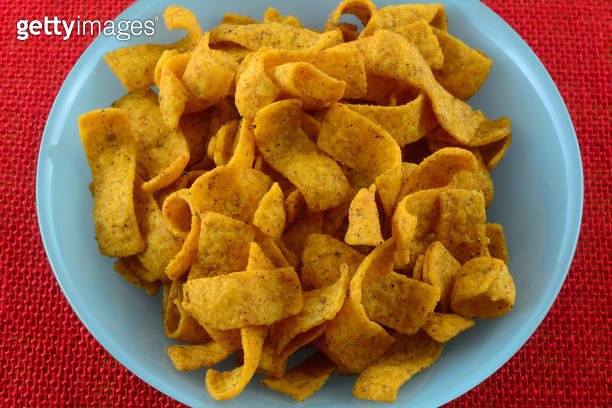 Spicy flavored corn chip strips 이미지 (1216722055) - 게티이미지뱅크