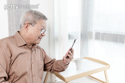 Old people looking at cell phone 이미지 (1287223432) - 게티이미지뱅크