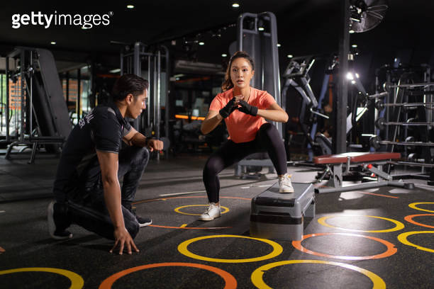 personal trainer to practice exercises using steps 이미지 (1270378663 ...