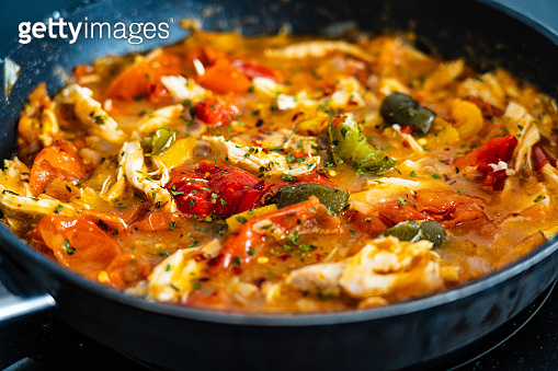 Chicken ragout with tomatoes, pepper and onion in cooking pan 이미지 ...