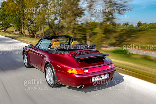 Porsche 911 Carrera Cabrio driving 이미지 (1218187422) - 게티이미지뱅크