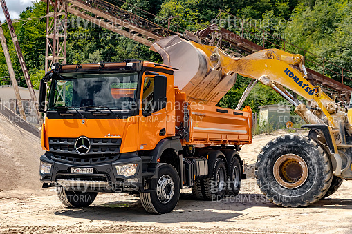 Mercedes Arocs 2643 dumper truck in quarry (1281987087) - 게티이미지뱅크