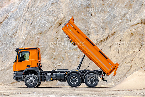 Mercedes Arocs 2643 dumper truck in quarry (1281987094) - 게티이미지뱅크