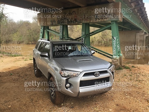 Toyota 4Runner Parked under bridge near river (1285000788) - 게티이미지뱅크