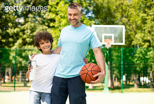 Mature dad hugging little boy who holding basket ball (1272985074) - 게티 ...