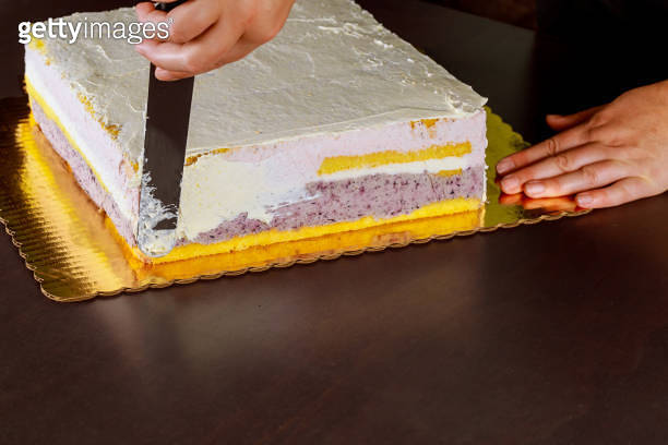 Chef cover with icing festive cake. Making layer sponge cake. 이미지 ...