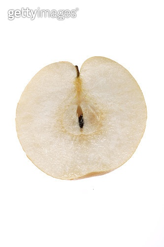 Cross section of pear fruit on white background 이미지 (a4001992) - 게티이미지뱅크