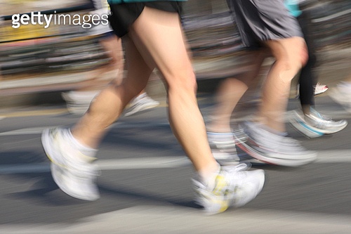 Long exposure of marathon runners’ legs on city street 무료 이미지 (a4002155 ...