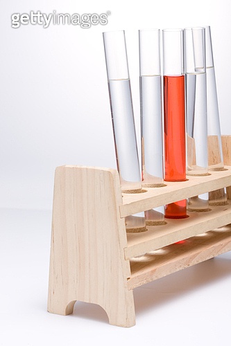 Red test tube among clear test tubes in rack 이미지 (a4002348) - 게티이미지뱅크