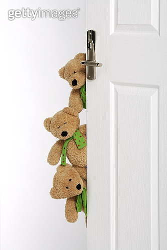 Teddy bears hiding behind door, close-up (a4003049) - 게티이미지뱅크