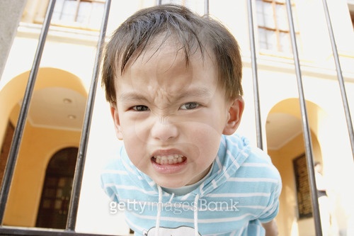 Portrait of a boy gritting his teeth 무료 이미지 (a7364227) - 게티이미지뱅크