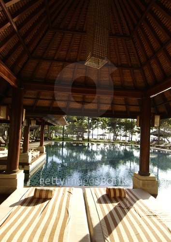 View of a shade by a swimming pool. (a7370214) - 게티이미지뱅크