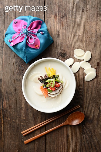 tteokguk, rice-cake soup (a10046872) - 게티이미지뱅크