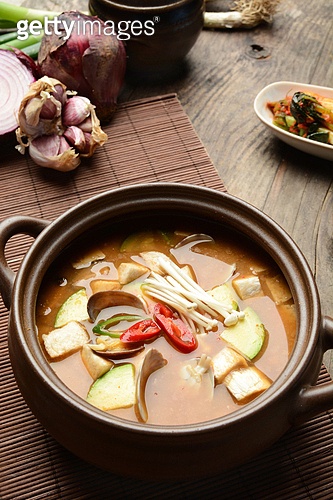 Doenjang stew, bean paste stew 이미지 (a10084993) - 게티이미지뱅크