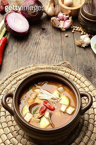 Doenjang stew, bean paste stew 이미지 (a10085008) - 게티이미지뱅크