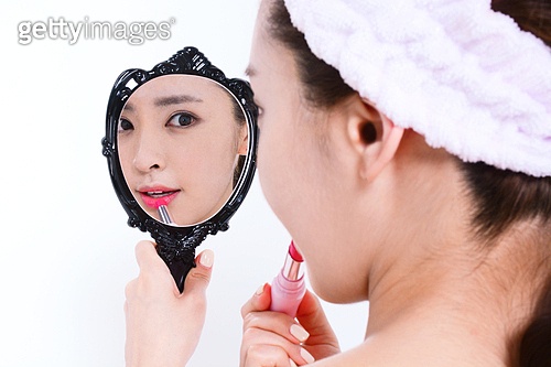 Woman Applying Lipstick 이미지 A10266660 게티이미지뱅크
