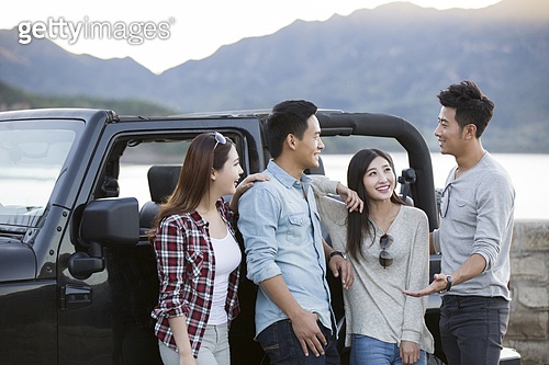 Happy friends and jeep (a10714830) - 게티이미지뱅크