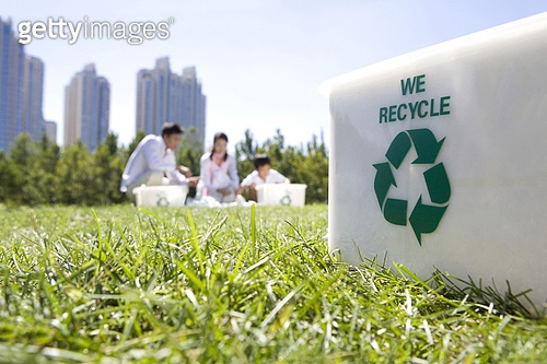 Young family ready to recycle 이미지 (a10724754) - 게티이미지뱅크