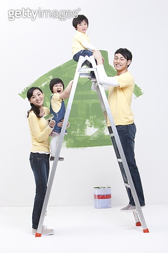 Happy family doing DIY home improvement 이미지 (a10734408) - 게티이미지뱅크