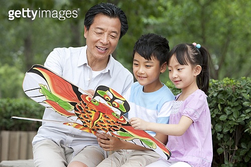 Family flying a kite together 이미지 (a10735824) - 게티이미지뱅크