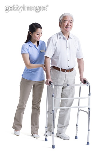 Female nursing assistant helping senior man with walking frame 이미지 ...