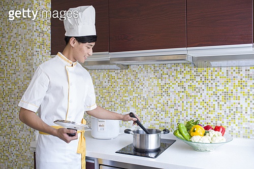 Chef providing cooking service in customer's home (a10740051) - 게티이미지뱅크