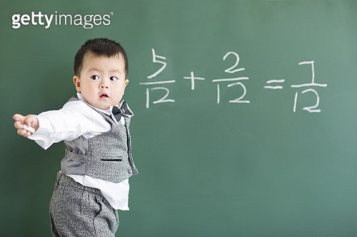Cute baby doing mathematics on blackboard 이미지 (a10745898) - 게티이미지뱅크