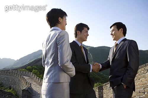 Businessmen shaking hands on the Great Wall 이미지 (a10784956) - 게티이미지뱅크