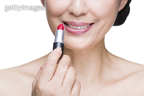 Beautiful Mature Woman Applying Lipstick 이미지 A10788401 게티이미지뱅크