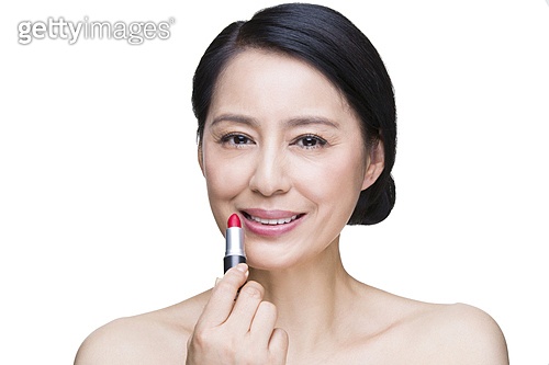 Beautiful Mature Woman Applying Lipstick 이미지 A10788406 게티이미지뱅크