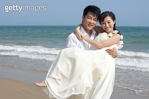 Happy newlyweds on the beach 이미지 (a10792988) - 게티이미지뱅크
