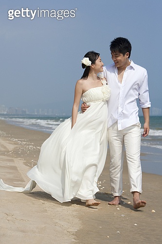 Happy newlyweds on the beach 이미지 (a10792997) - 게티이미지뱅크