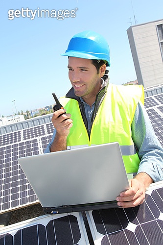 Engineer with walkie-talkie on photovoltaic installation 이미지 (a10870712 ...