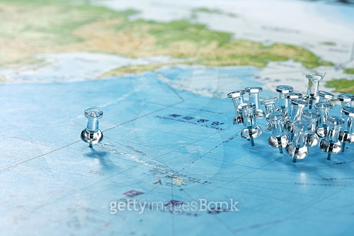 Straight pins on map, close-up 이미지 (a10905047) - 게티이미지뱅크