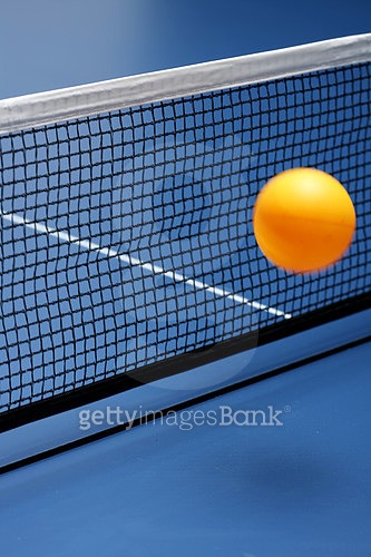 Yellow ball near table tennis net, close-up 이미지 (a10905076) - 게티이미지뱅크