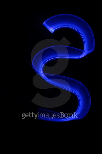 Bright blue squiggle against black background 이미지 (a10905244) - 게티이미지뱅크